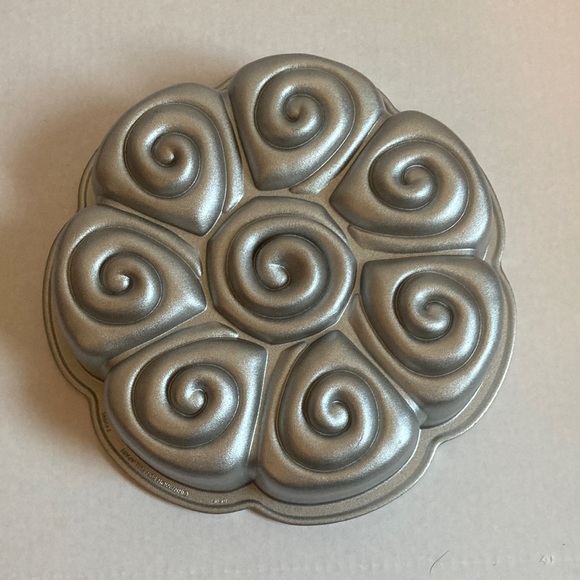 Nordic Ware | Kitchen | Nordic Ware Cinnamon Bun Pullapart Pan 24 Liter ...